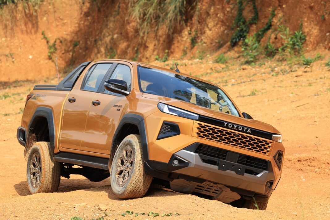Toyota HILUX TRAVO OVERLAND หล่อดุดัน ลุยดี ช่วงล่างเด่น
